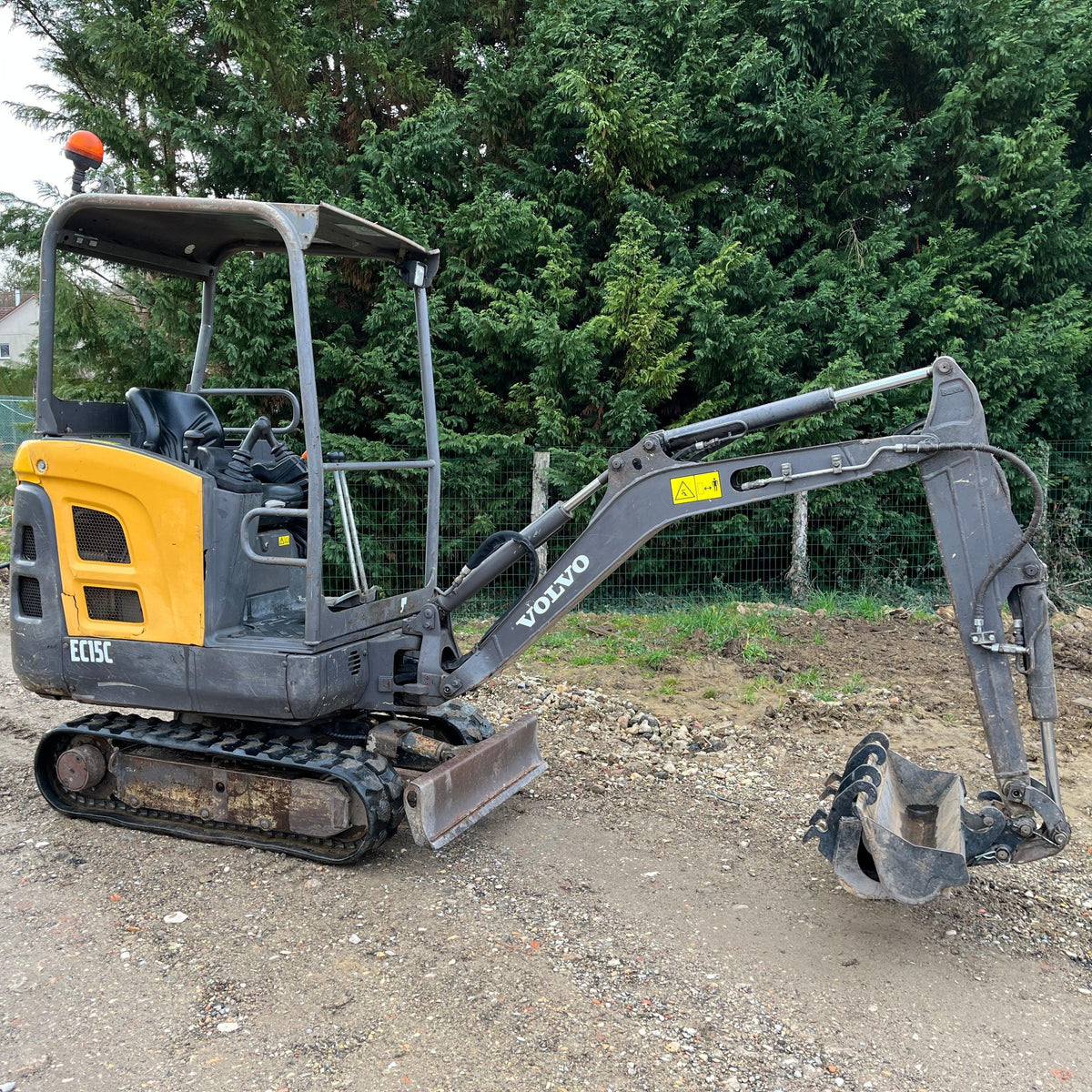 MINI PELLE VOLVO EC15C – HYDROMAT
